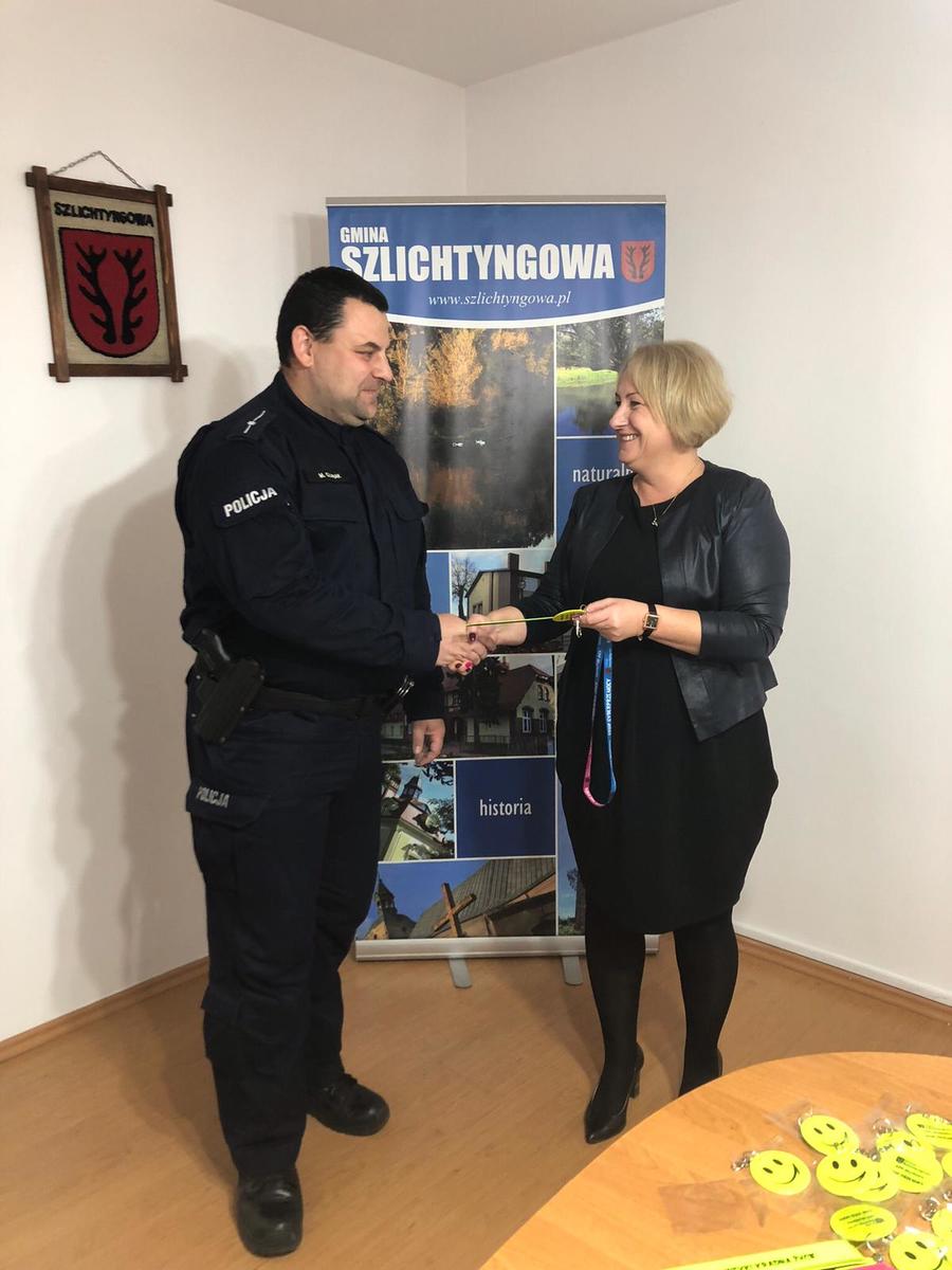 Samorząd przekazał wschowskiej policji gadżety profilaktyczne - Aktualności - KPP Wschowa