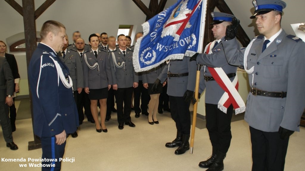 Podinspektor Tomasz Szuda pożegnał się ze sztandarem - Aktualności - KPP Wschowa